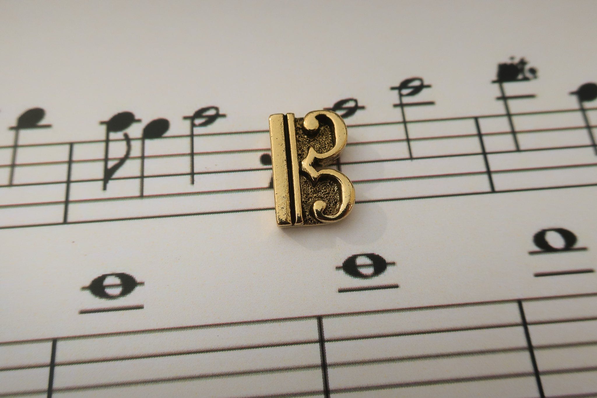 C Clef (Alto Clef) Gold Lapel Pin | Lapel Pin Planet – lapelpinplanet
