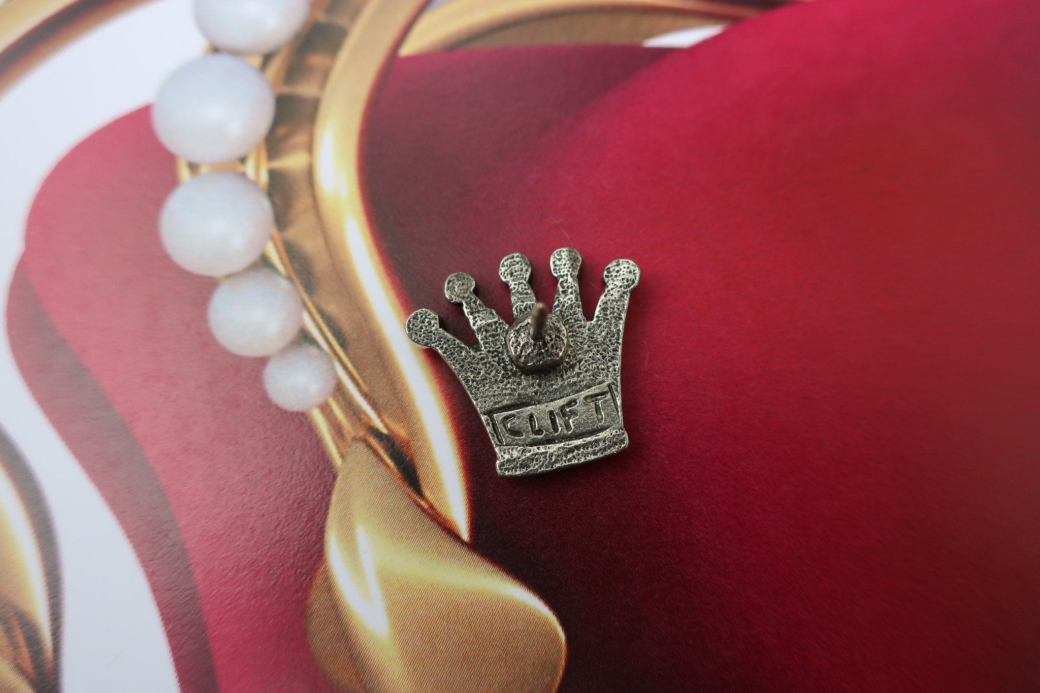 Crown Lapel Pin – lapelpinplanet