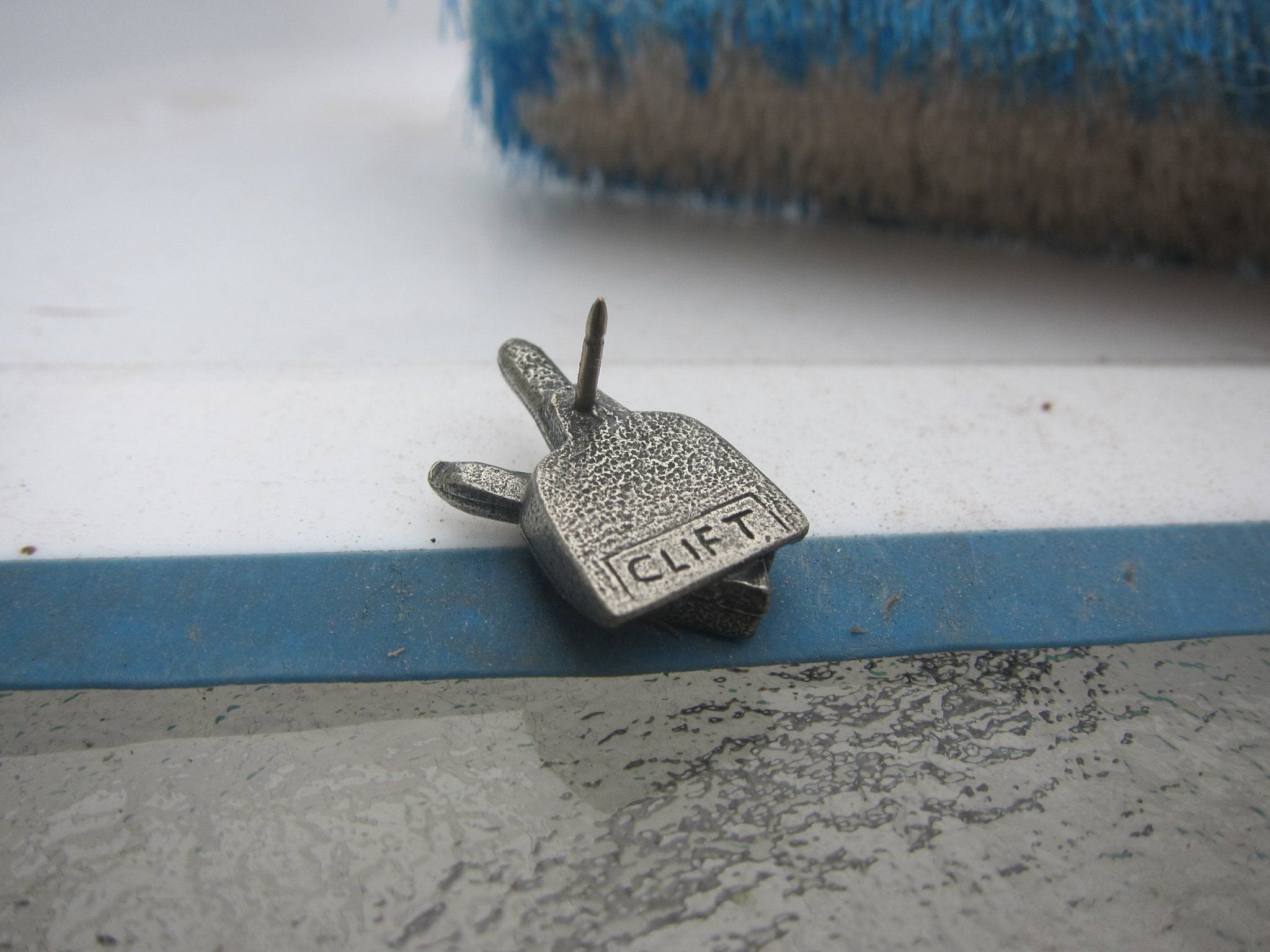 Dust Pan & Brush Lapel Pin – lapelpinplanet