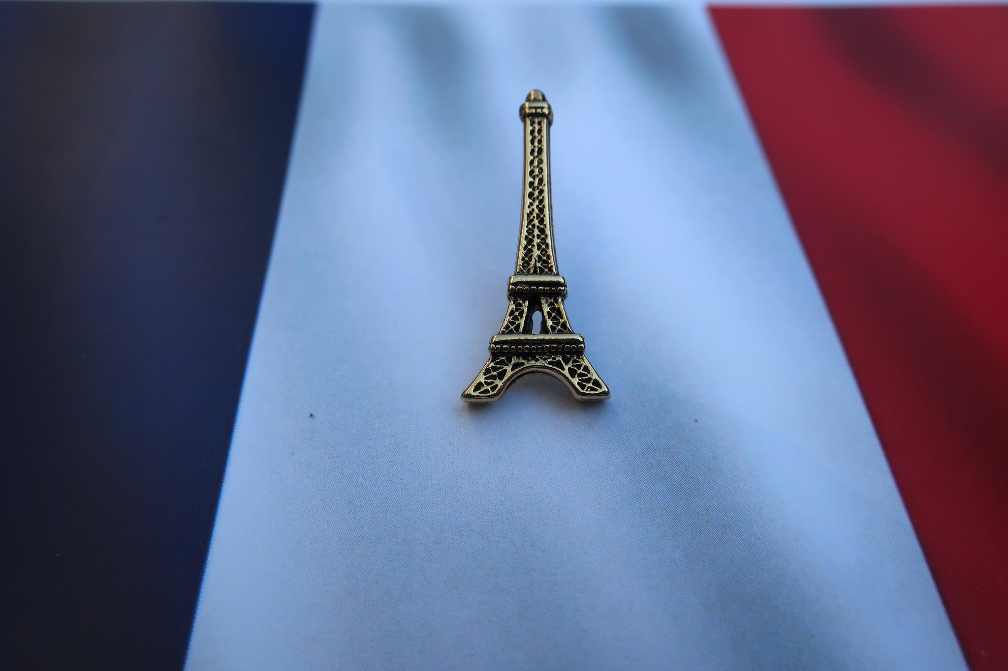 Eiffel Tower Gold Lapel Pin – lapelpinplanet