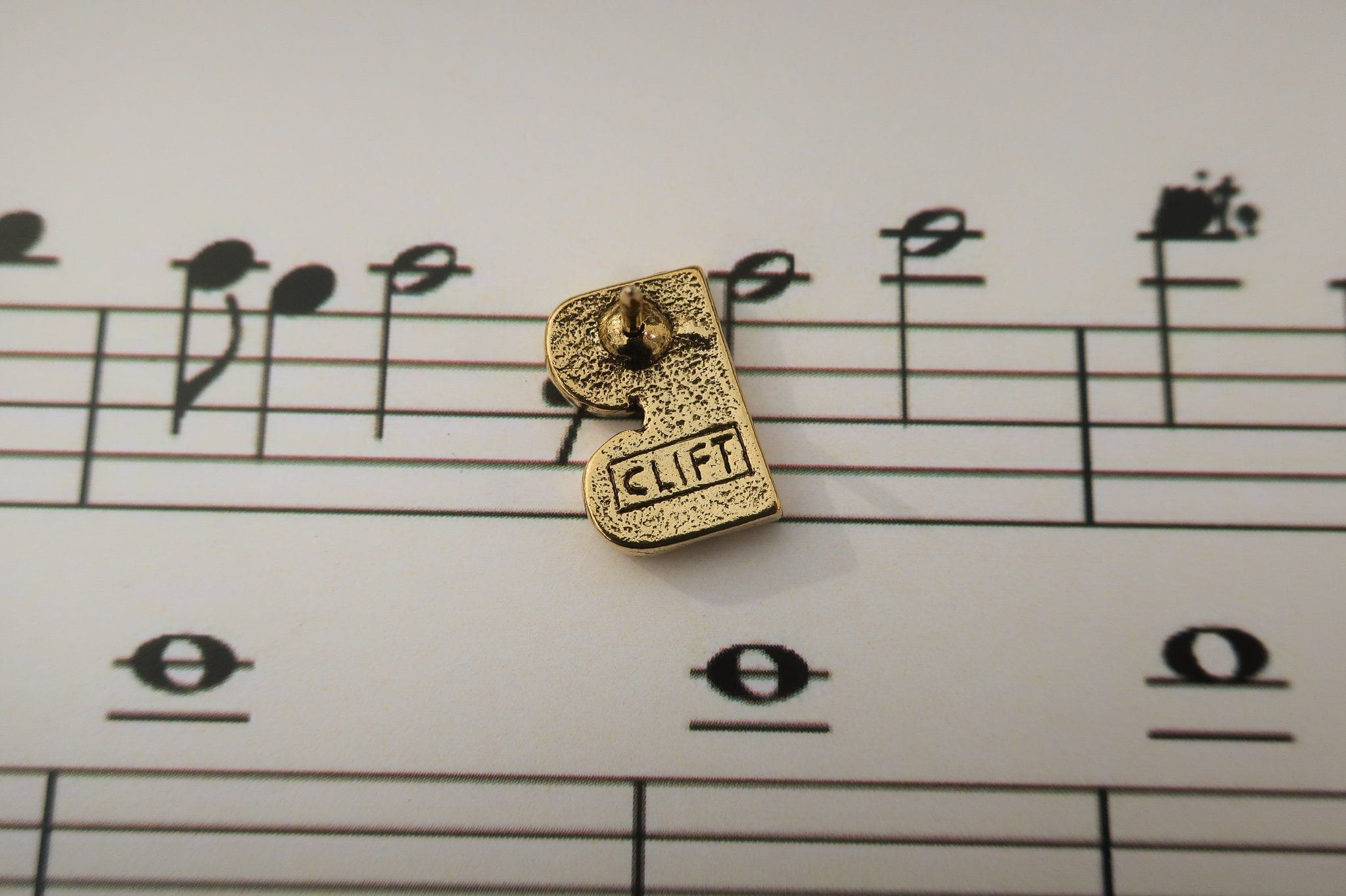 C Clef (Alto Clef) Gold Lapel Pin | Lapel Pin Planet – lapelpinplanet