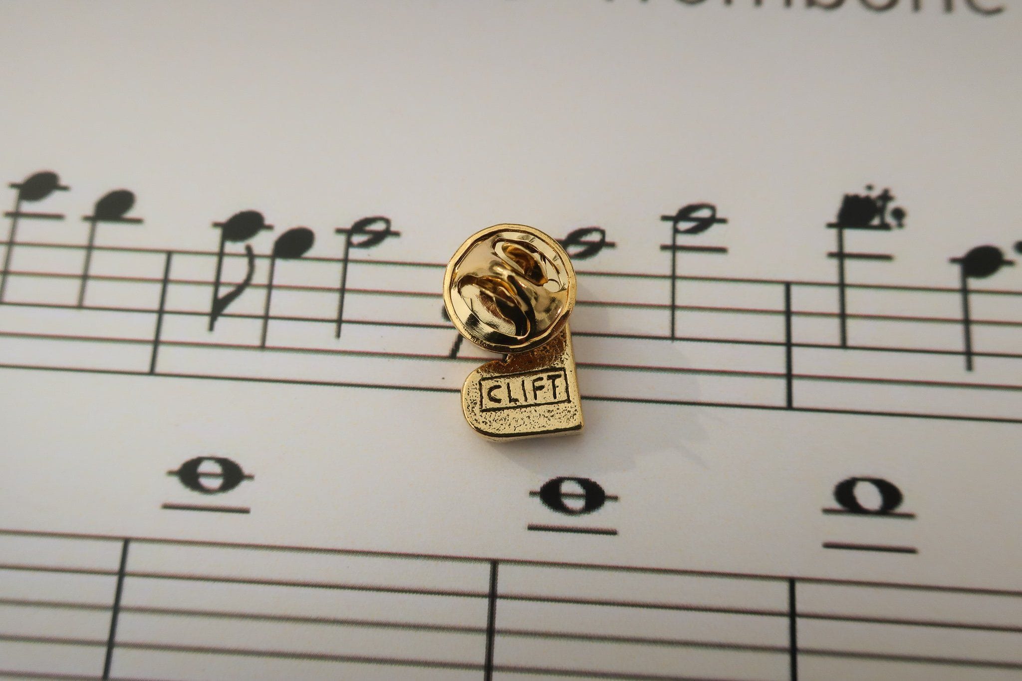 C Clef (Alto Clef) Gold Lapel Pin | Lapel Pin Planet – lapelpinplanet