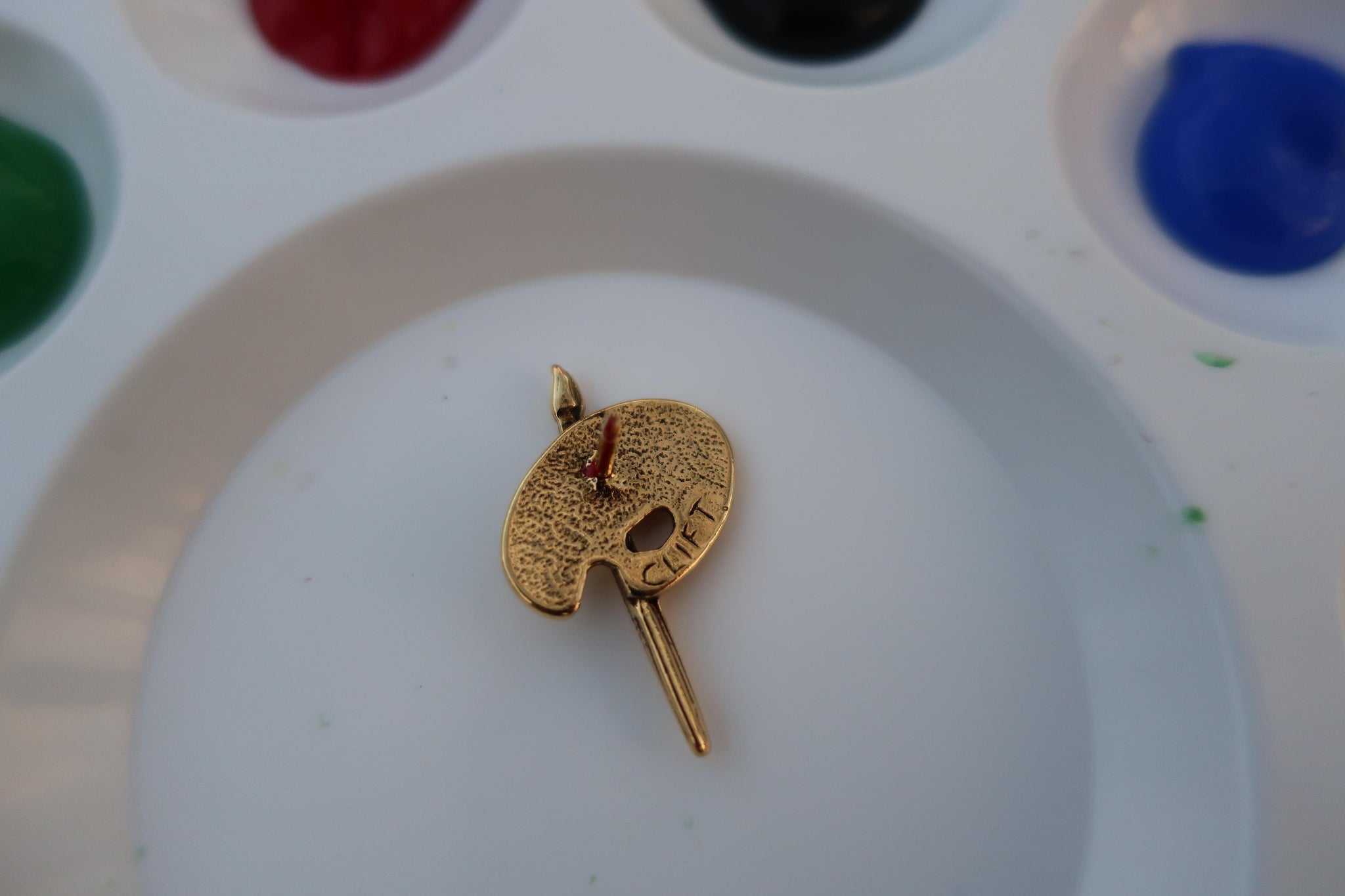 Artist Palette Gold Lapel Pin | Lapel Pin Planet – lapelpinplanet