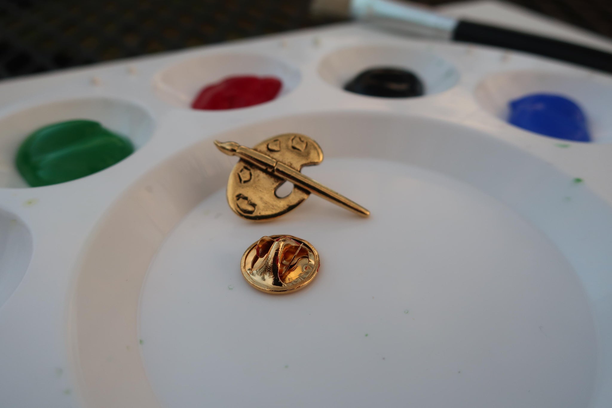 Artist Palette Gold Lapel Pin | Lapel Pin Planet – lapelpinplanet