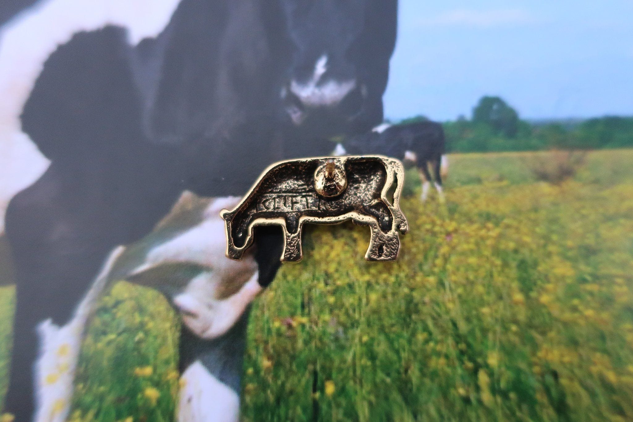 Cow Gold Lapel Pin – lapelpinplanet