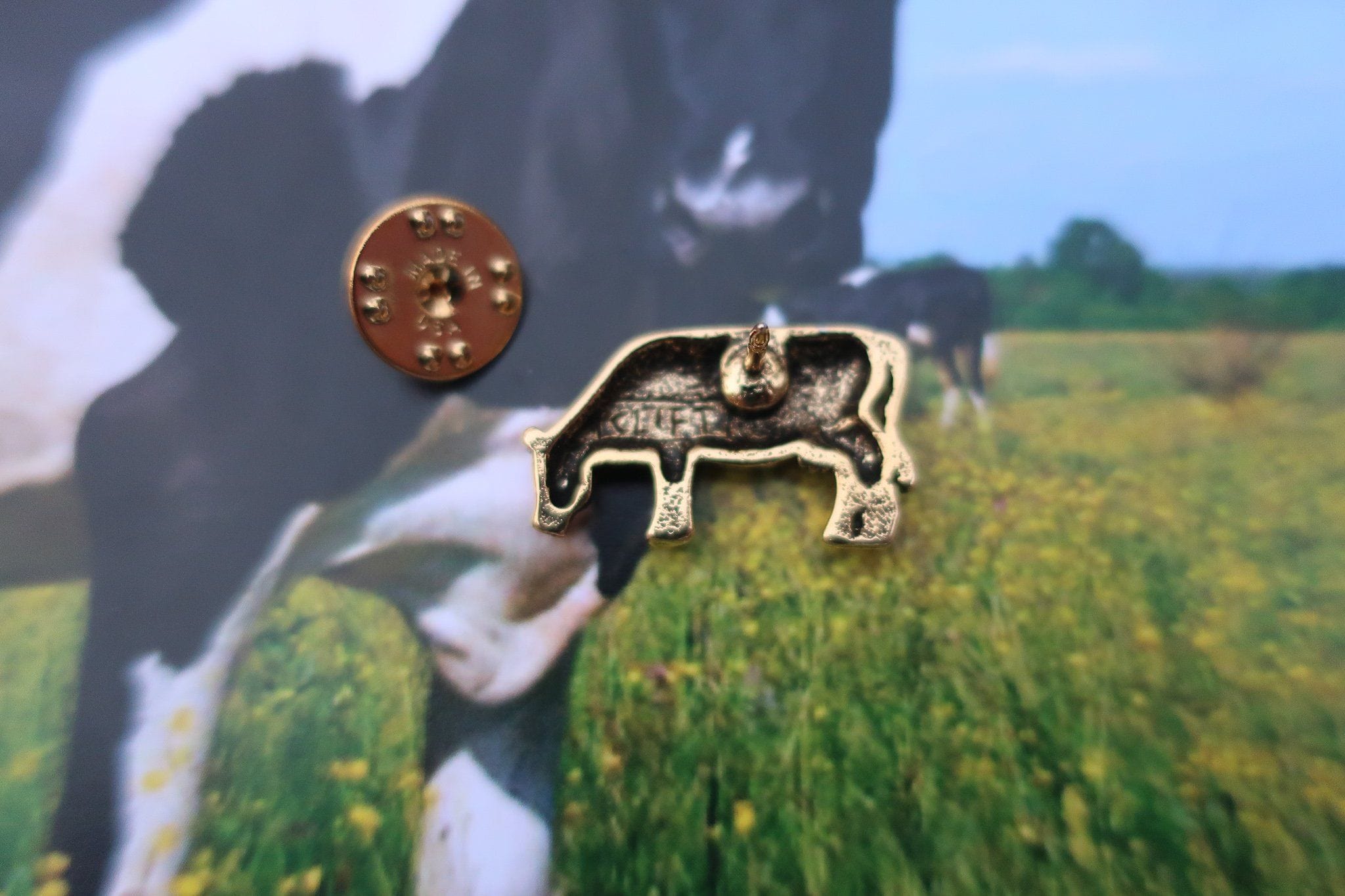 Cow Gold Lapel Pin – lapelpinplanet