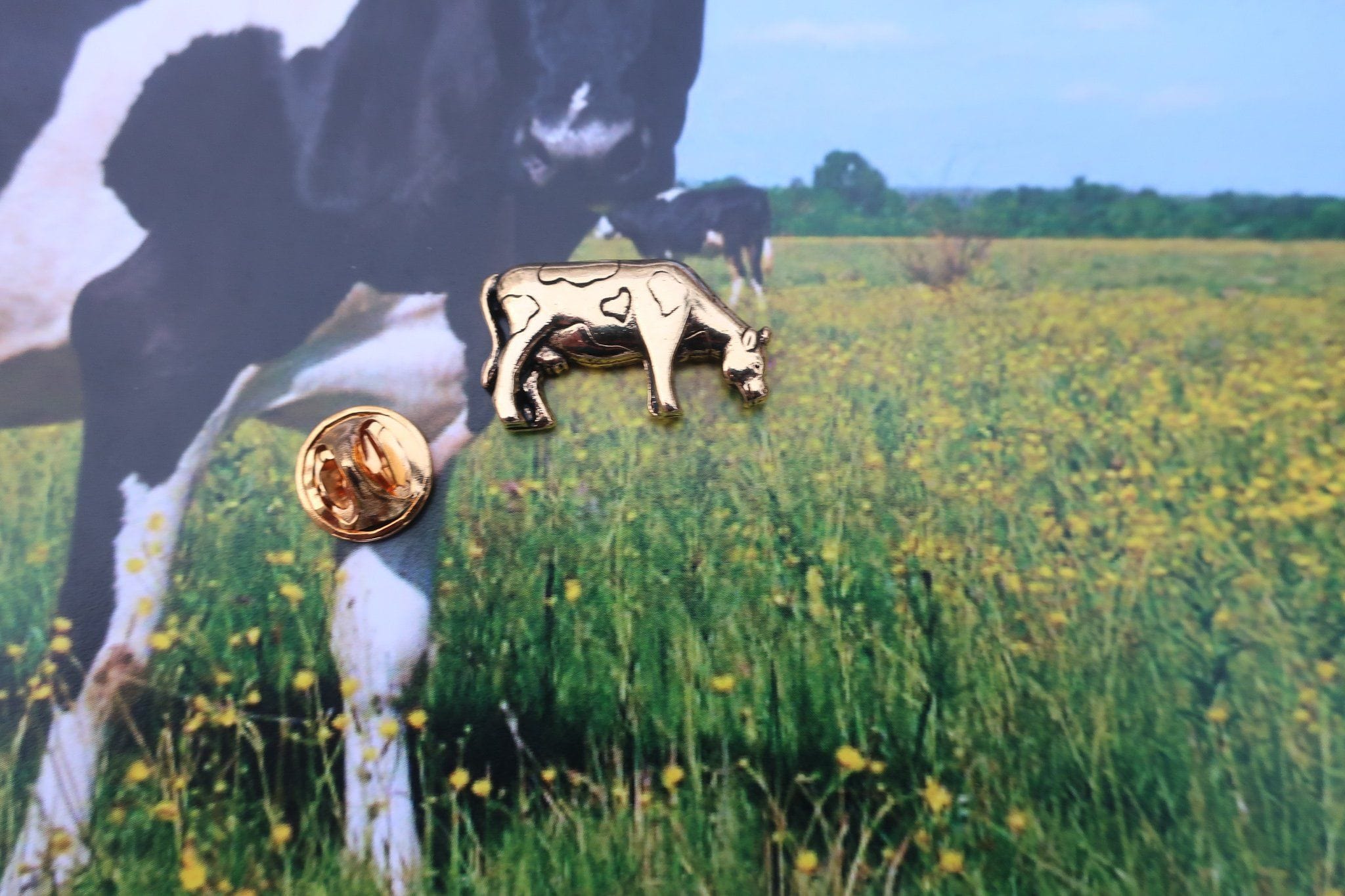 Cow Gold Lapel Pin – lapelpinplanet