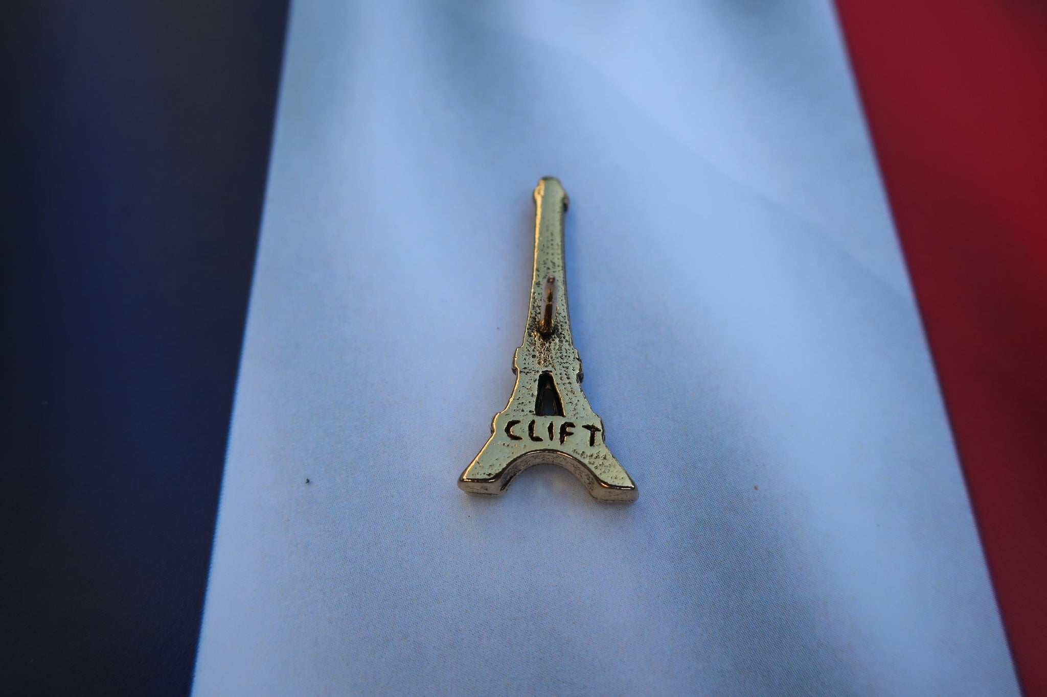 Eiffel Tower Gold Lapel Pin – lapelpinplanet