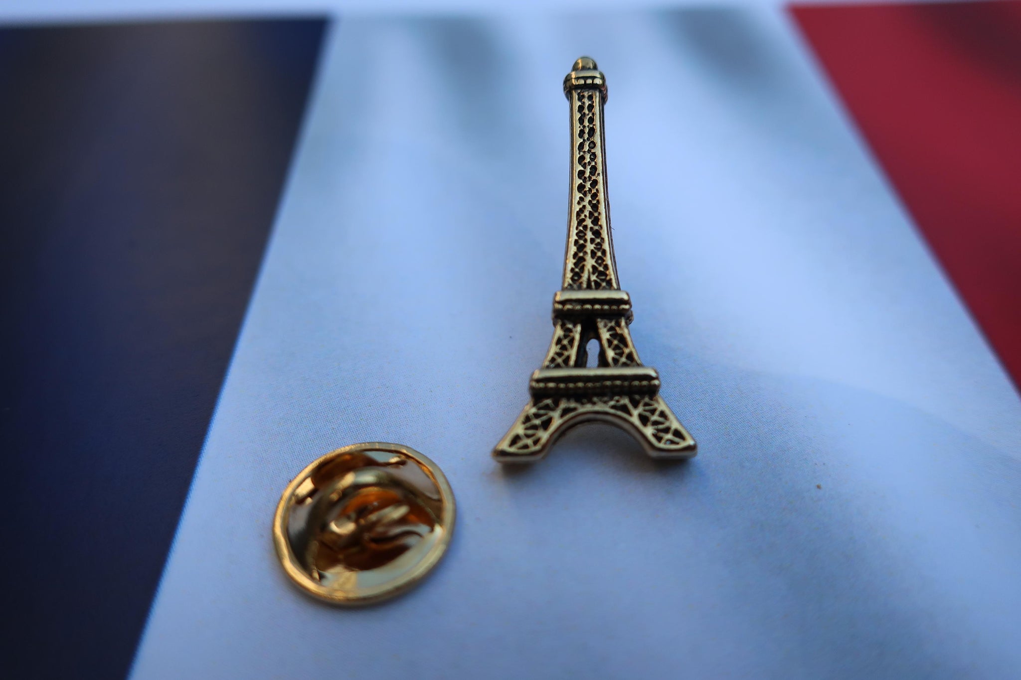 Eiffel Tower Gold Lapel Pin – lapelpinplanet