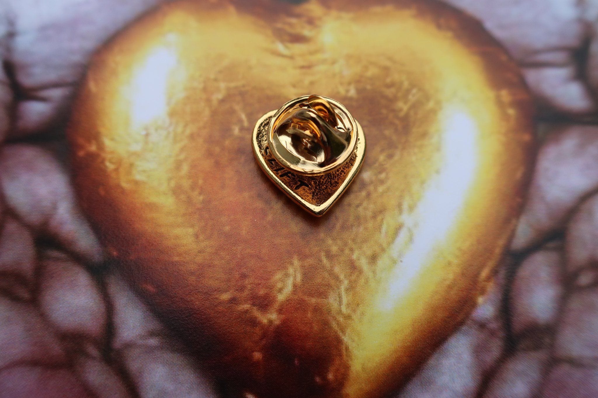 Heart of Gold Gold Lapel Pin – lapelpinplanet