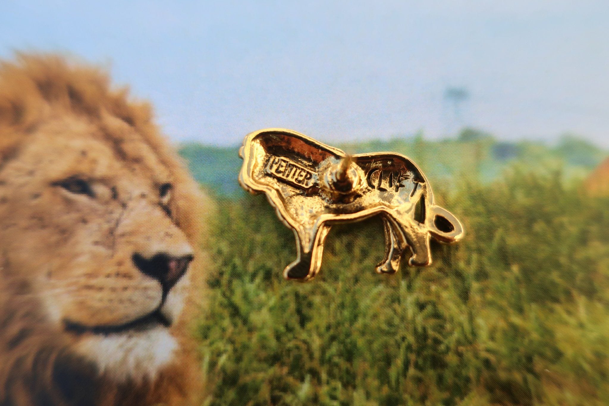 Lion Gold Lapel Pin – lapelpinplanet