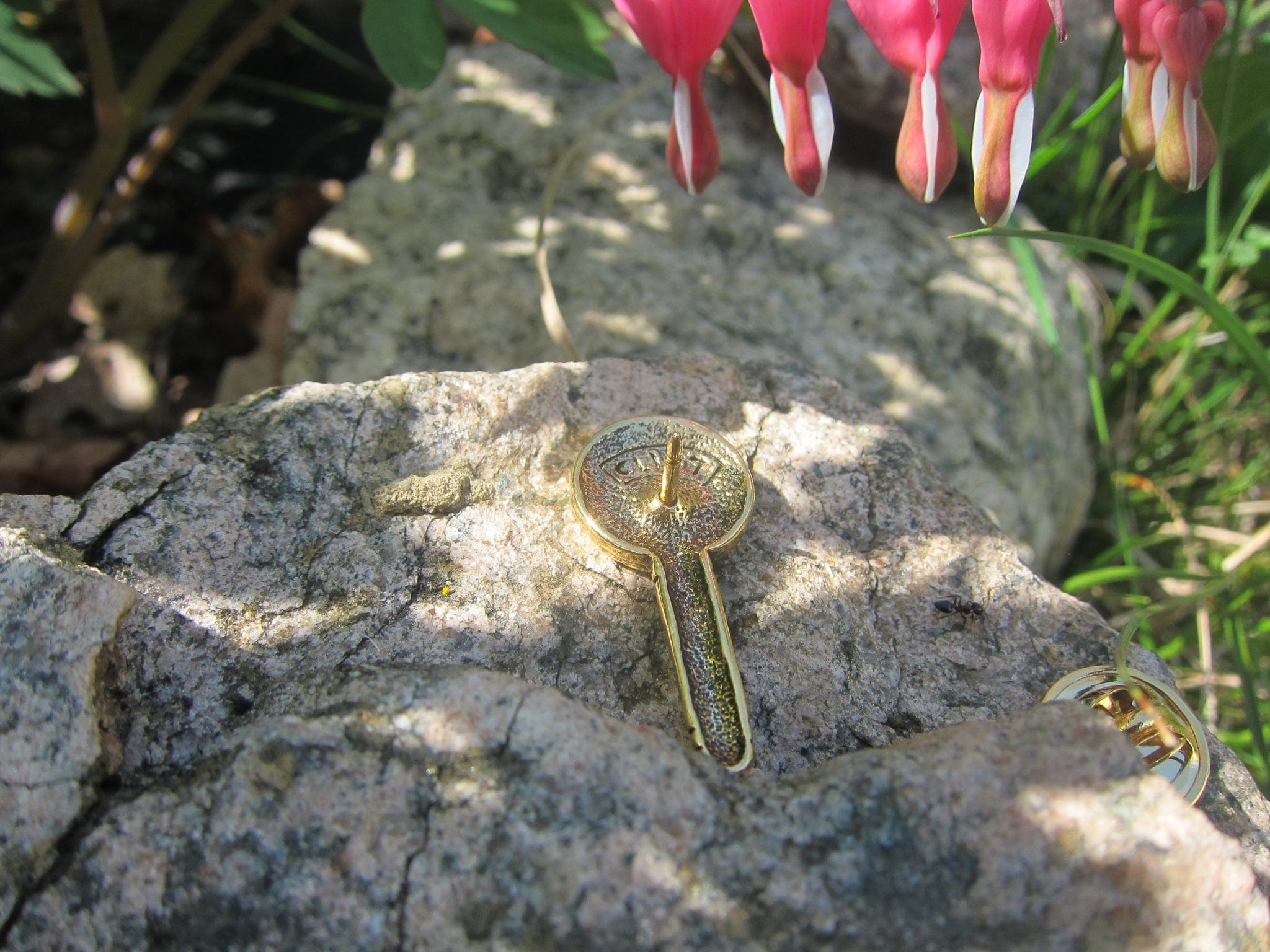 Magnifying Glass Gold Lapel Pin – lapelpinplanet