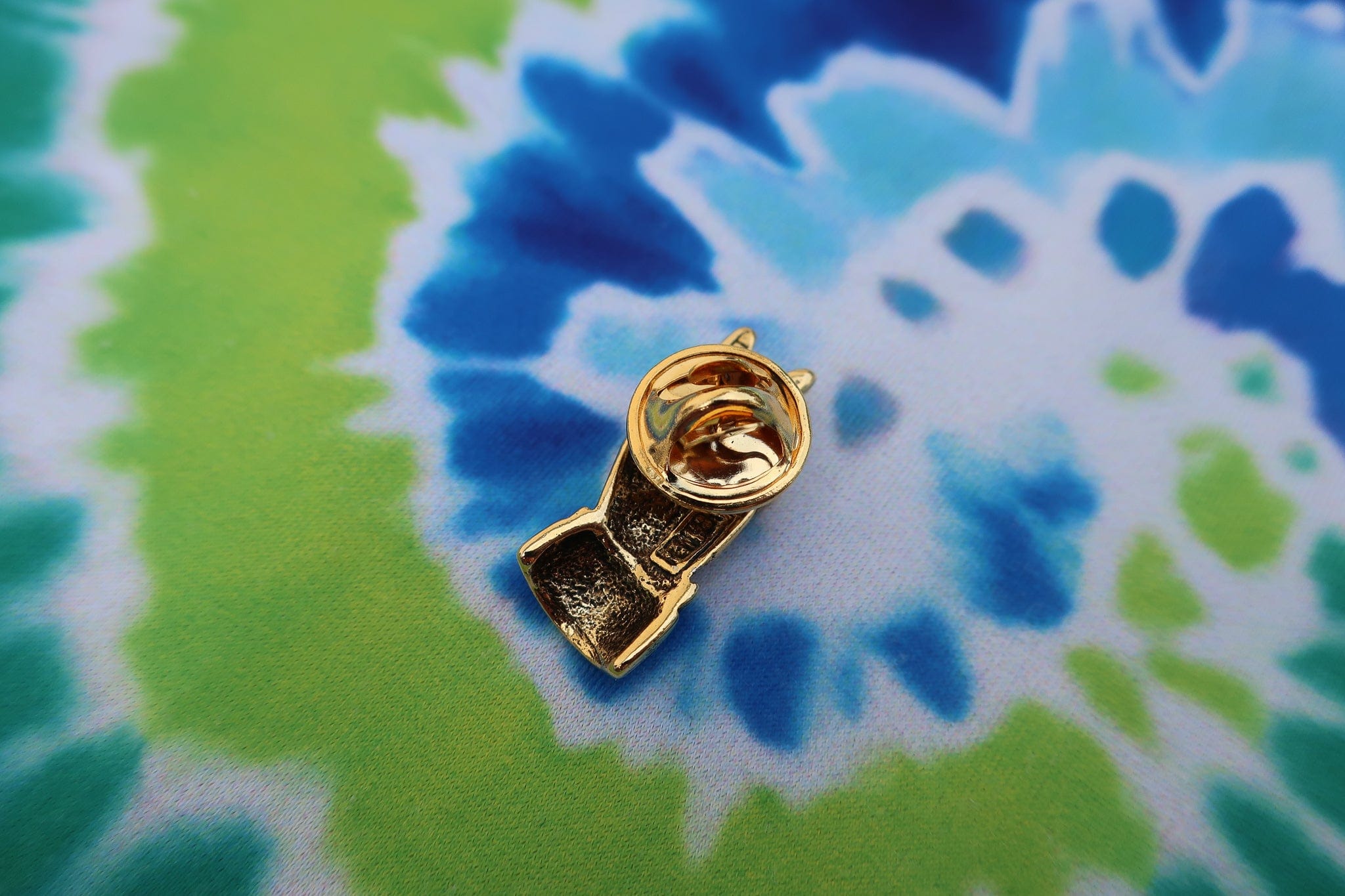 Peace Hand Sign Gold Lapel Pin – lapelpinplanet