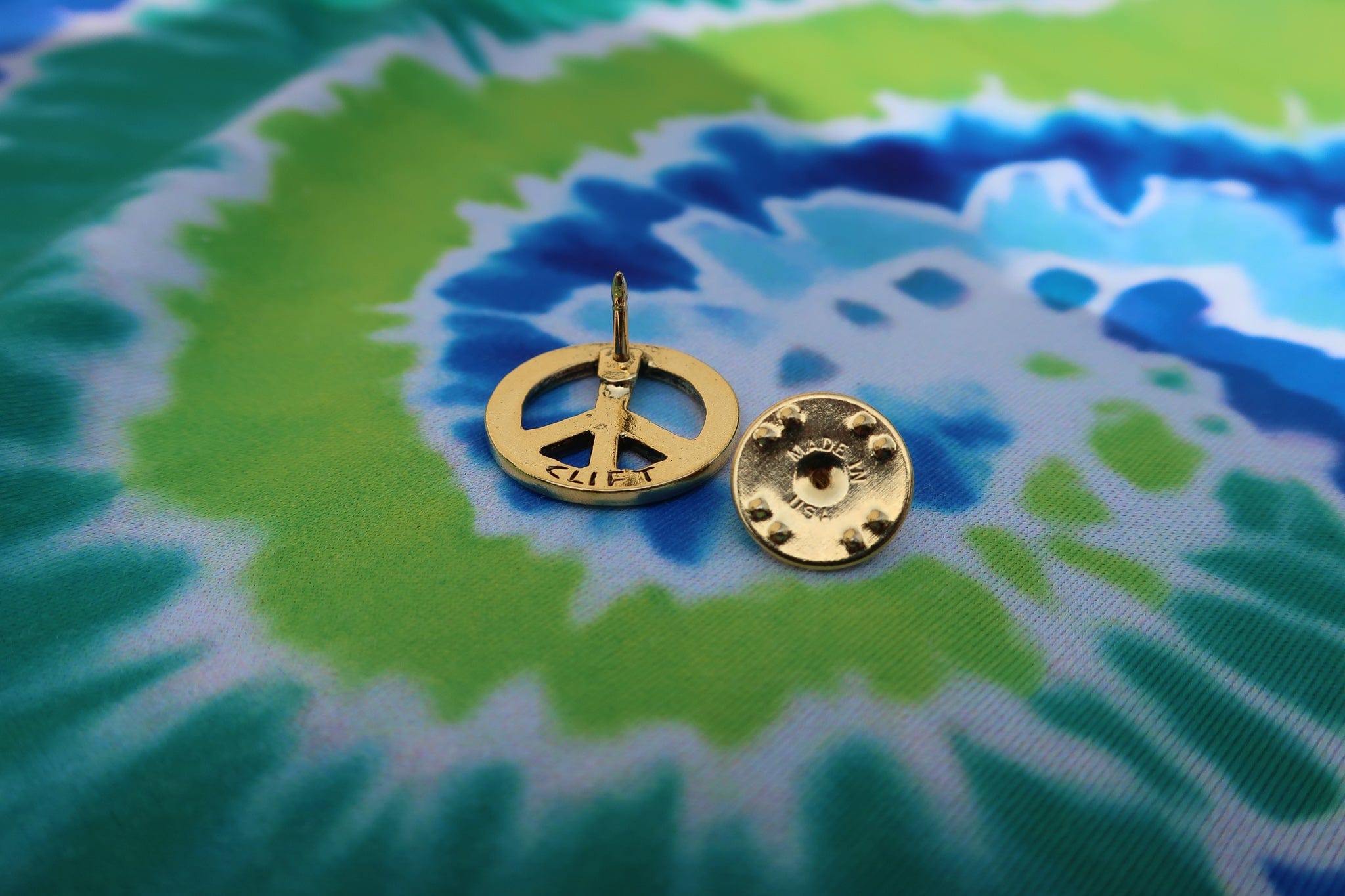 Peace Sign Gold Lapel Pin – lapelpinplanet