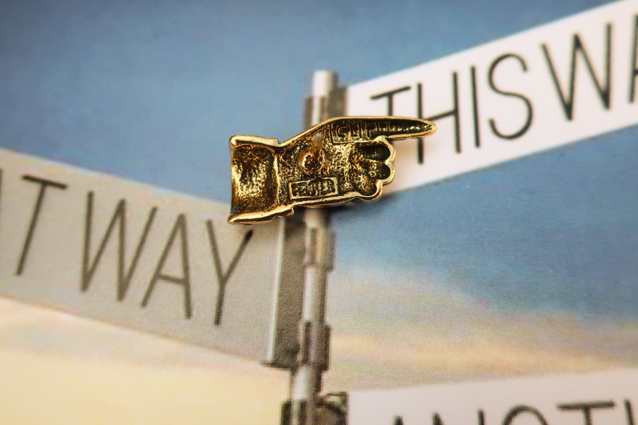 Pointing Finger Gold Lapel Pin – lapelpinplanet