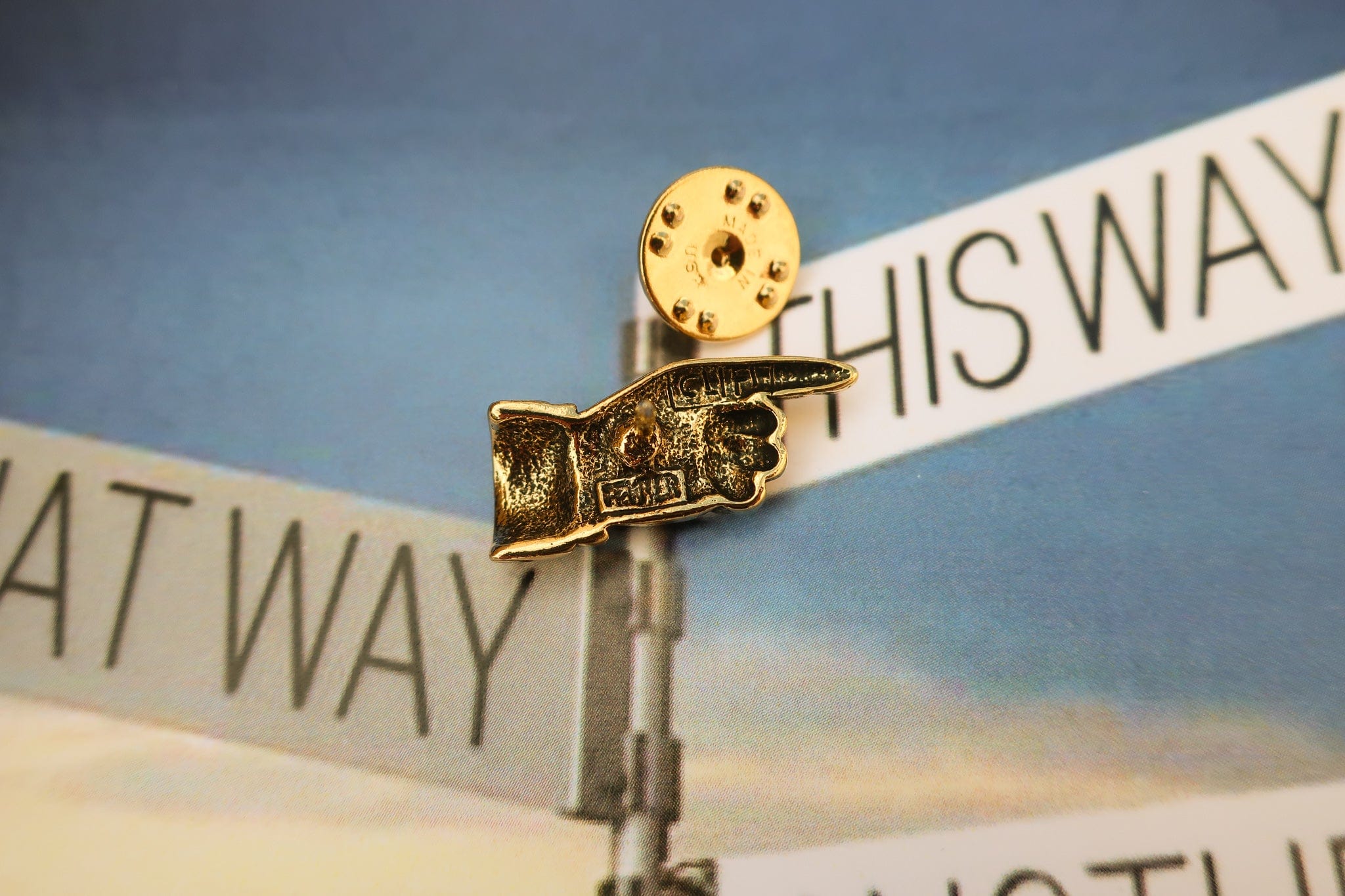 Pointing Finger Gold Lapel Pin – lapelpinplanet