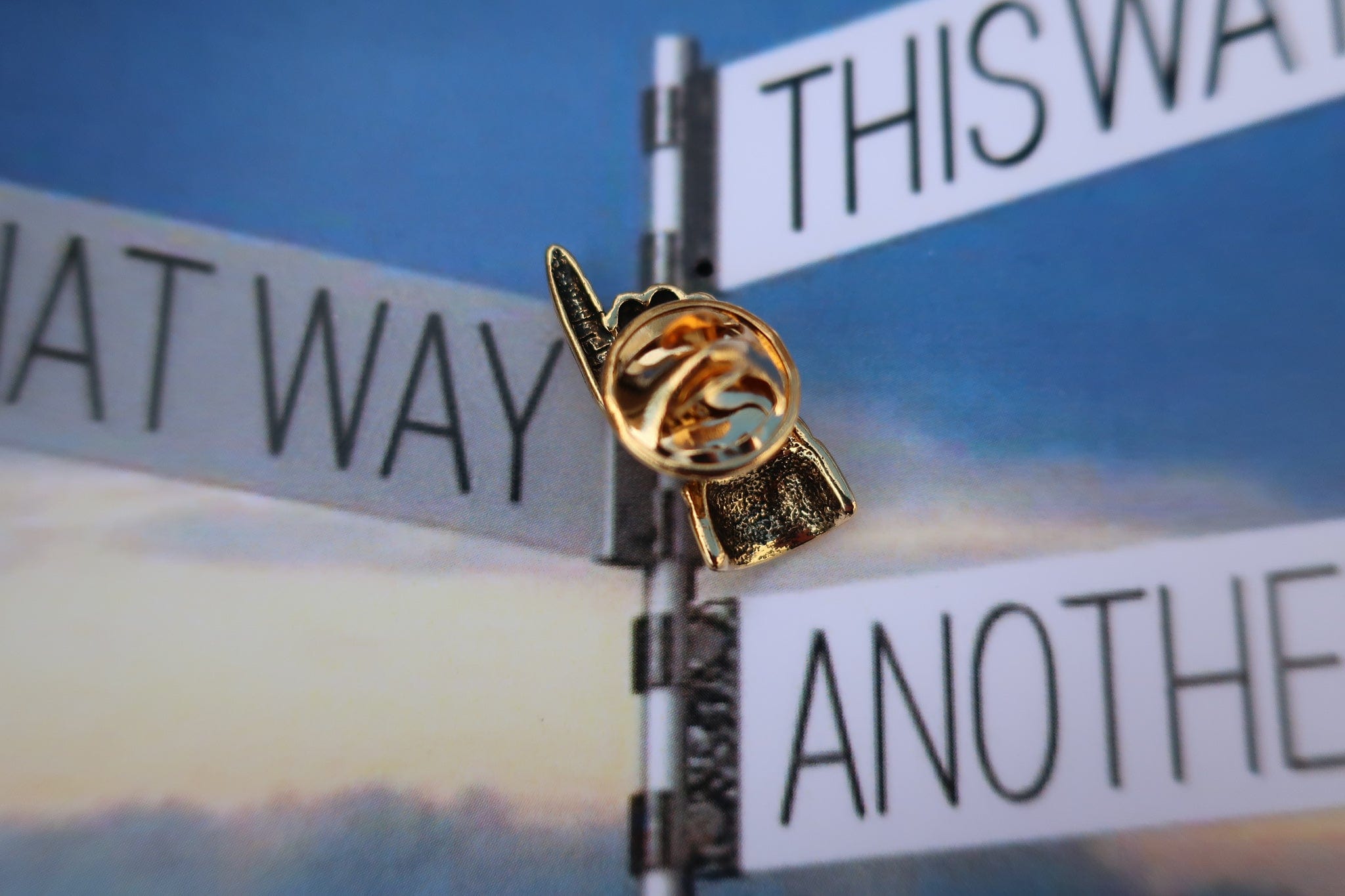 Pointing Finger Gold Lapel Pin – lapelpinplanet