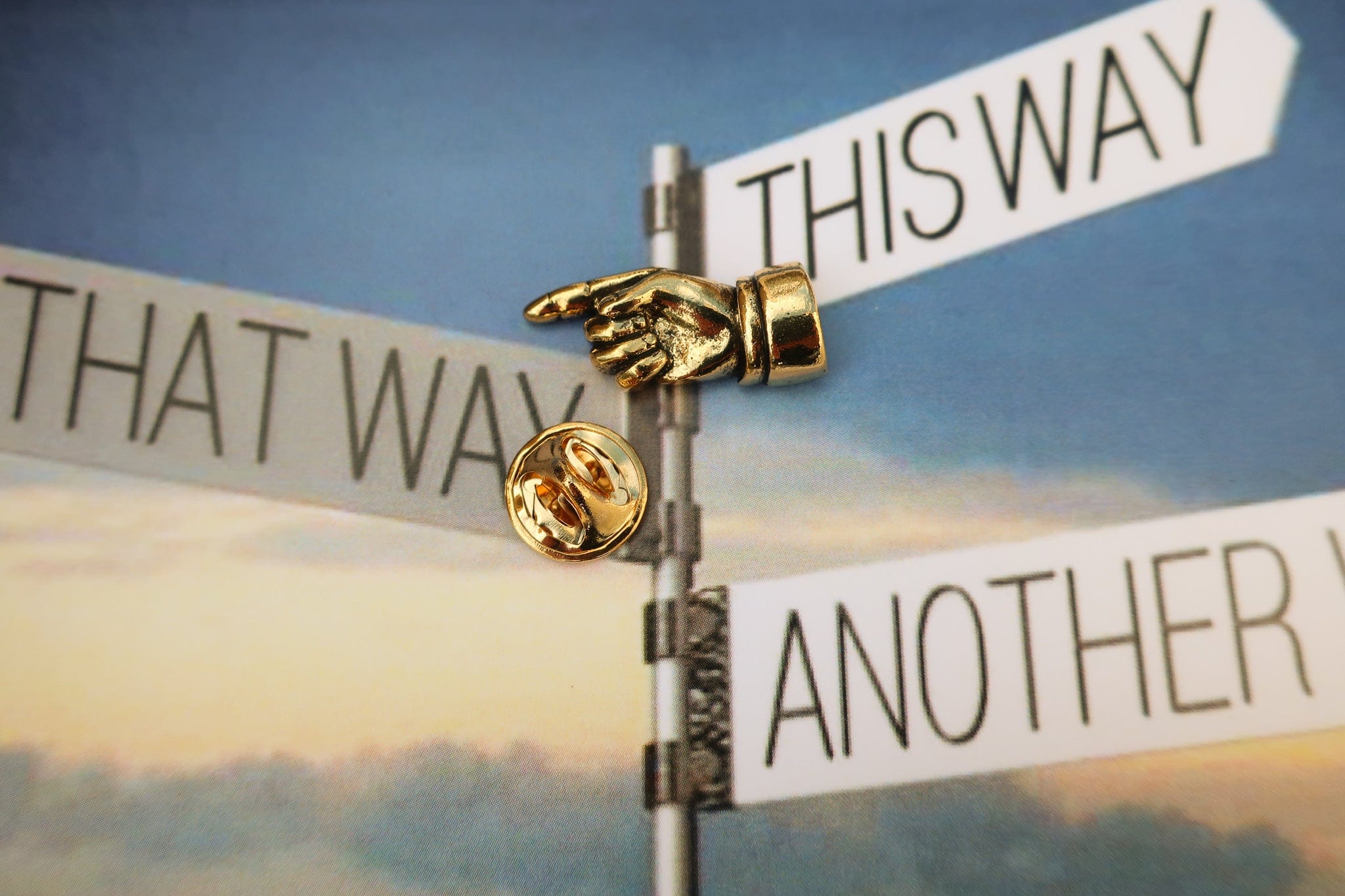 Pointing Finger Gold Lapel Pin – lapelpinplanet