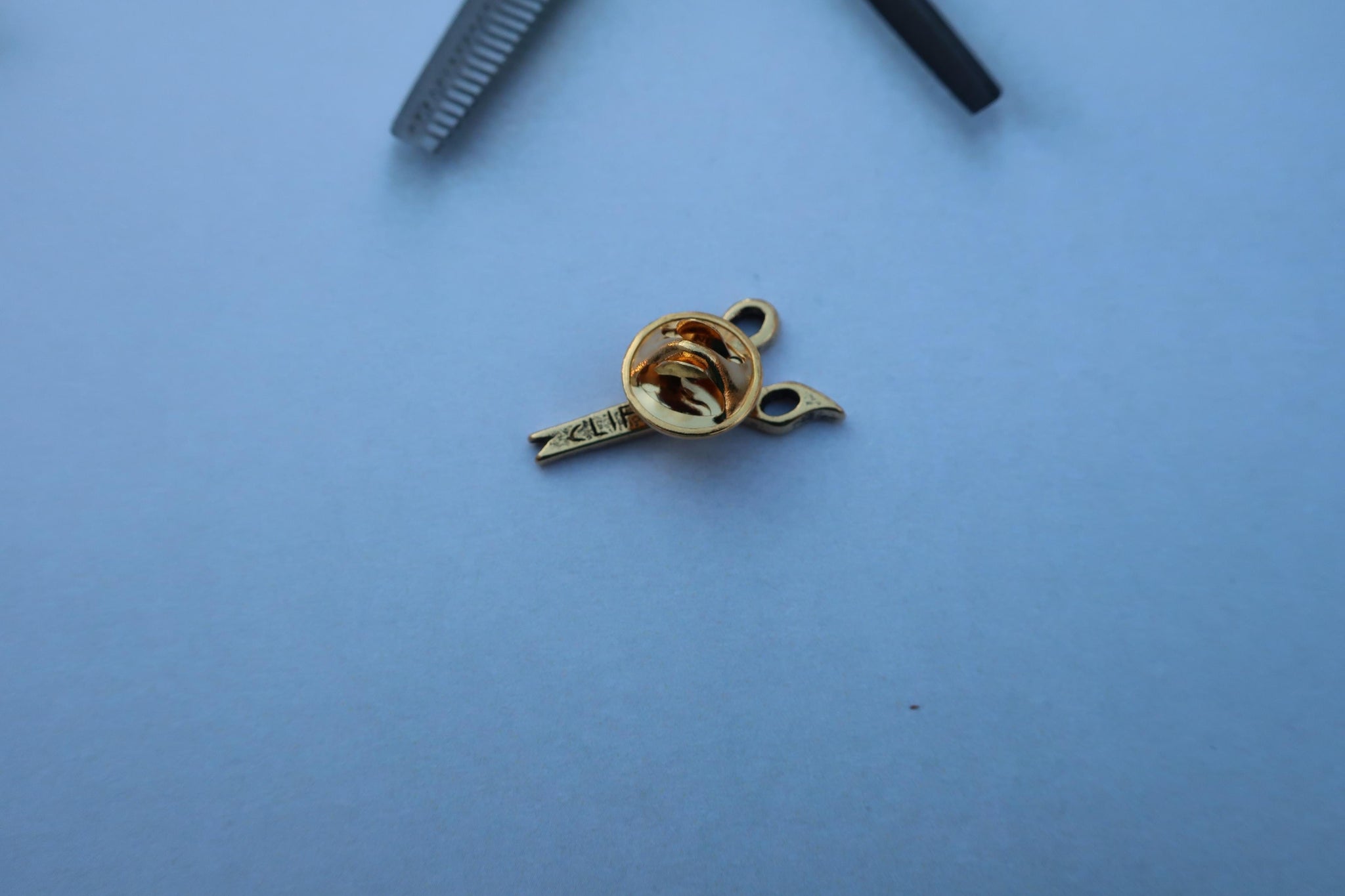 Scissors Gold Lapel Pin – lapelpinplanet