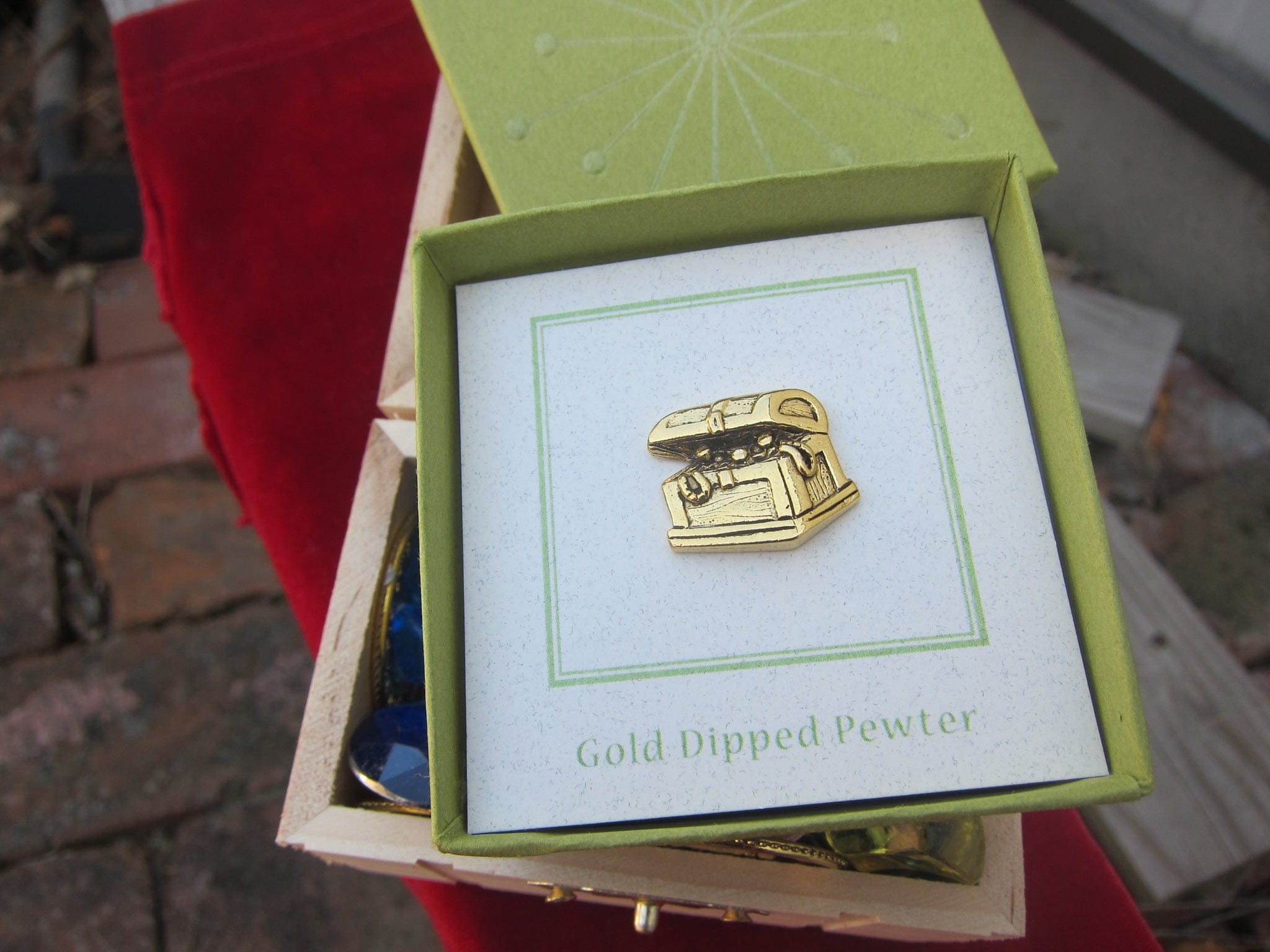 Treasure Chest Gold Lapel Pin – lapelpinplanet