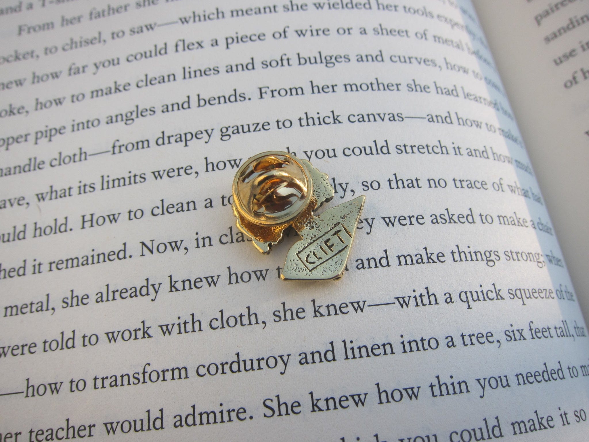 Tree of Learning Gold Lapel Pin – lapelpinplanet