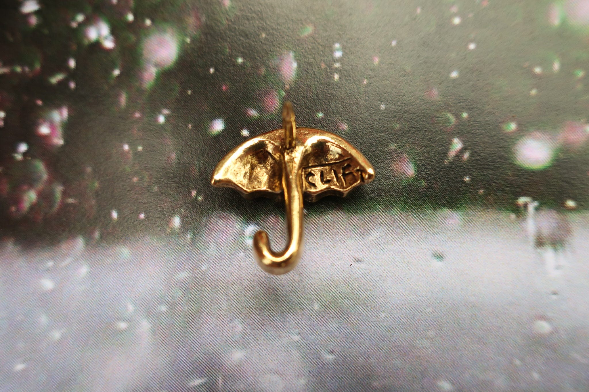Umbrella Gold Lapel Pin – lapelpinplanet