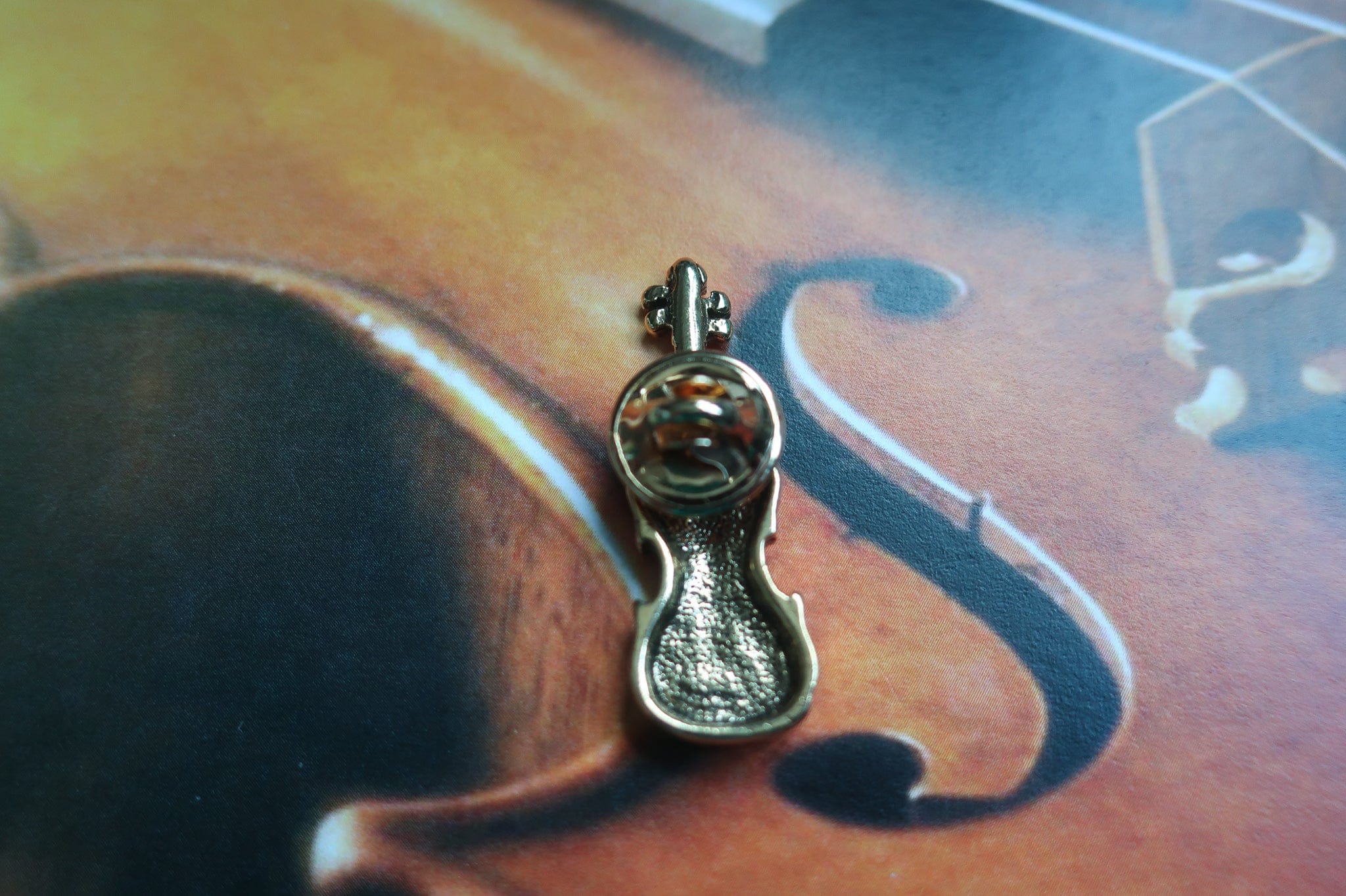 Violin Gold Lapel Pin – lapelpinplanet