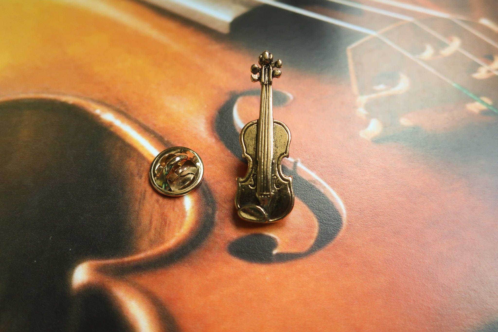 Violin Gold Lapel Pin – lapelpinplanet