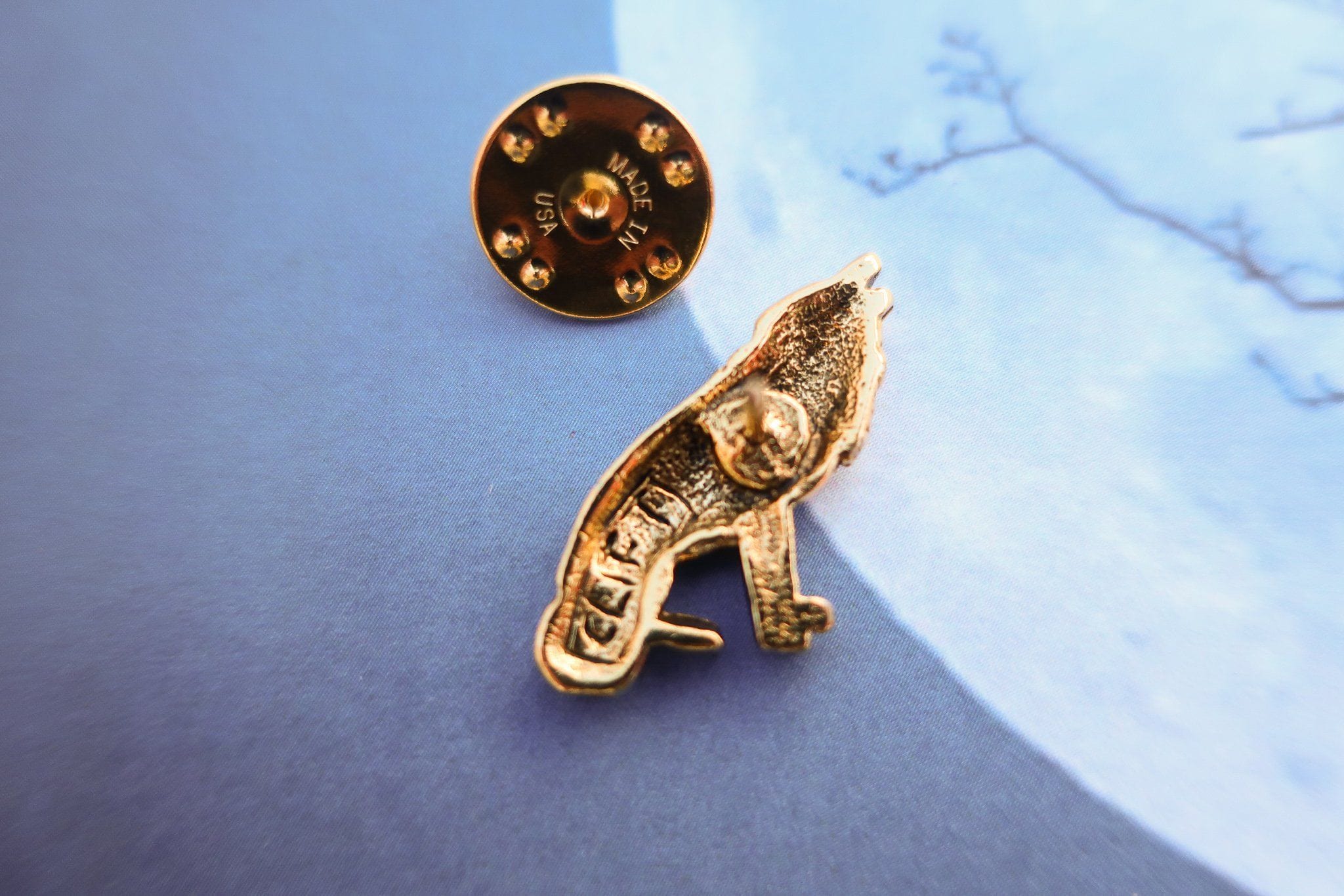 Wolf Gold Lapel Pin – lapelpinplanet