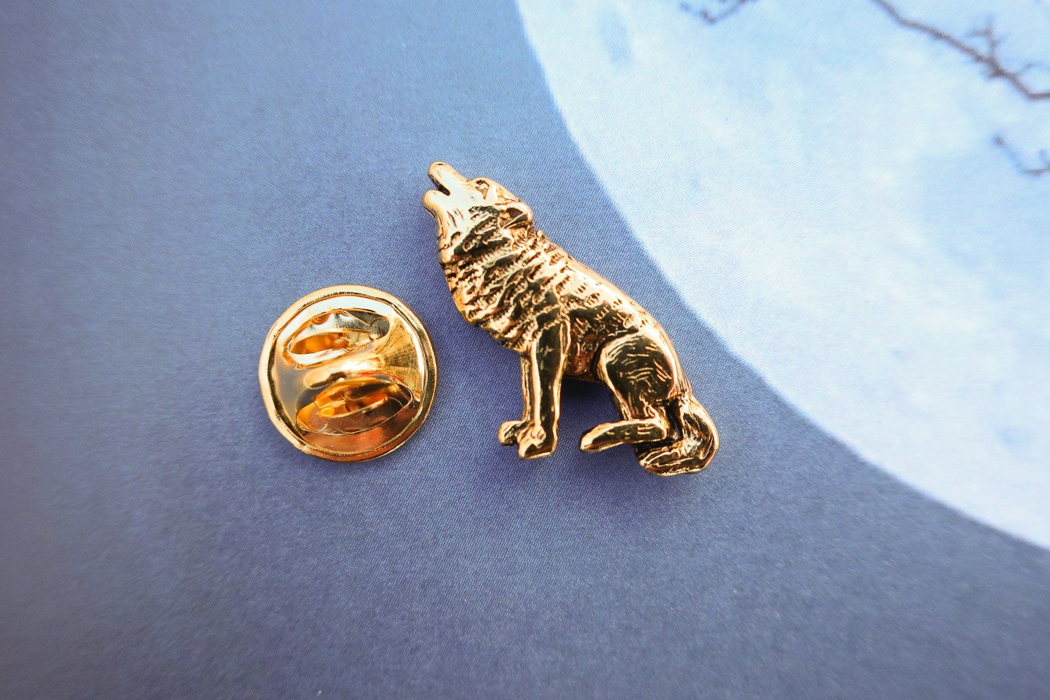 Wolf Gold Lapel Pin – lapelpinplanet
