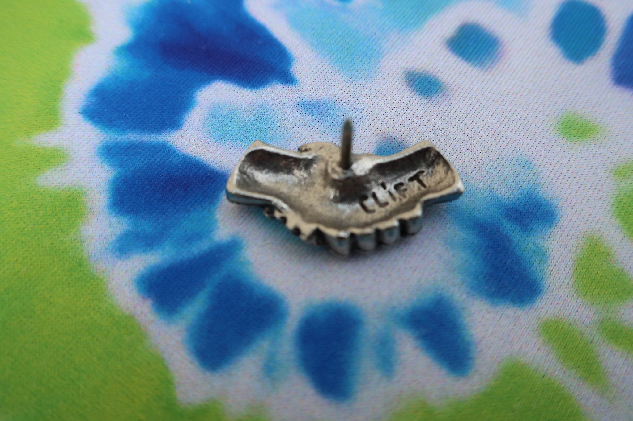 Handshake Lapel Pin – lapelpinplanet