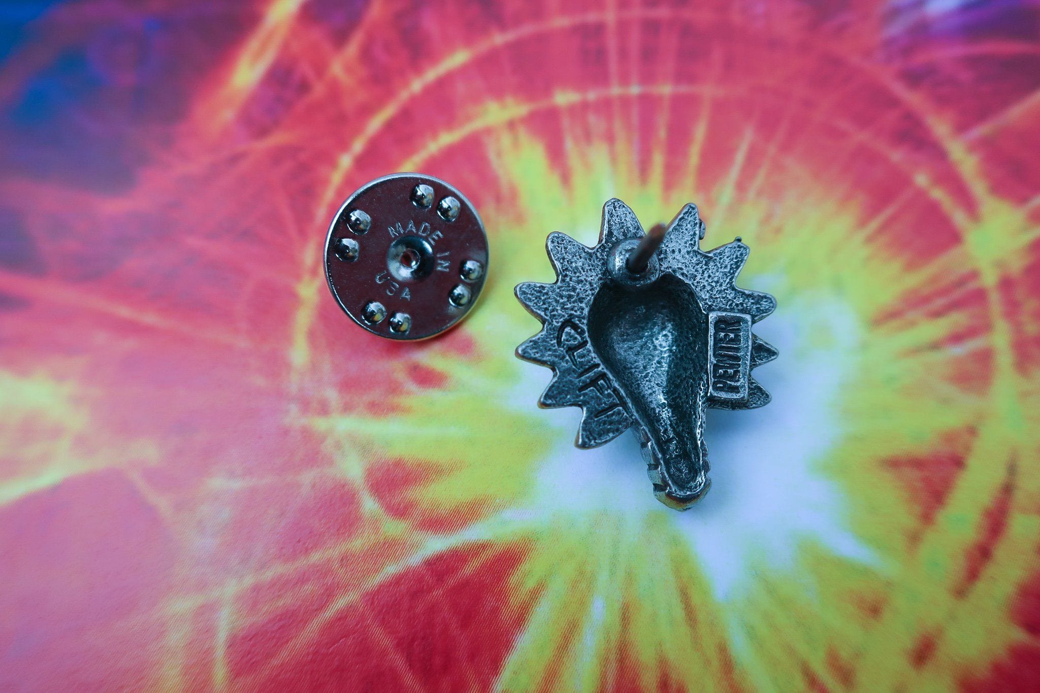 Lightbulb Lapel Pin – lapelpinplanet