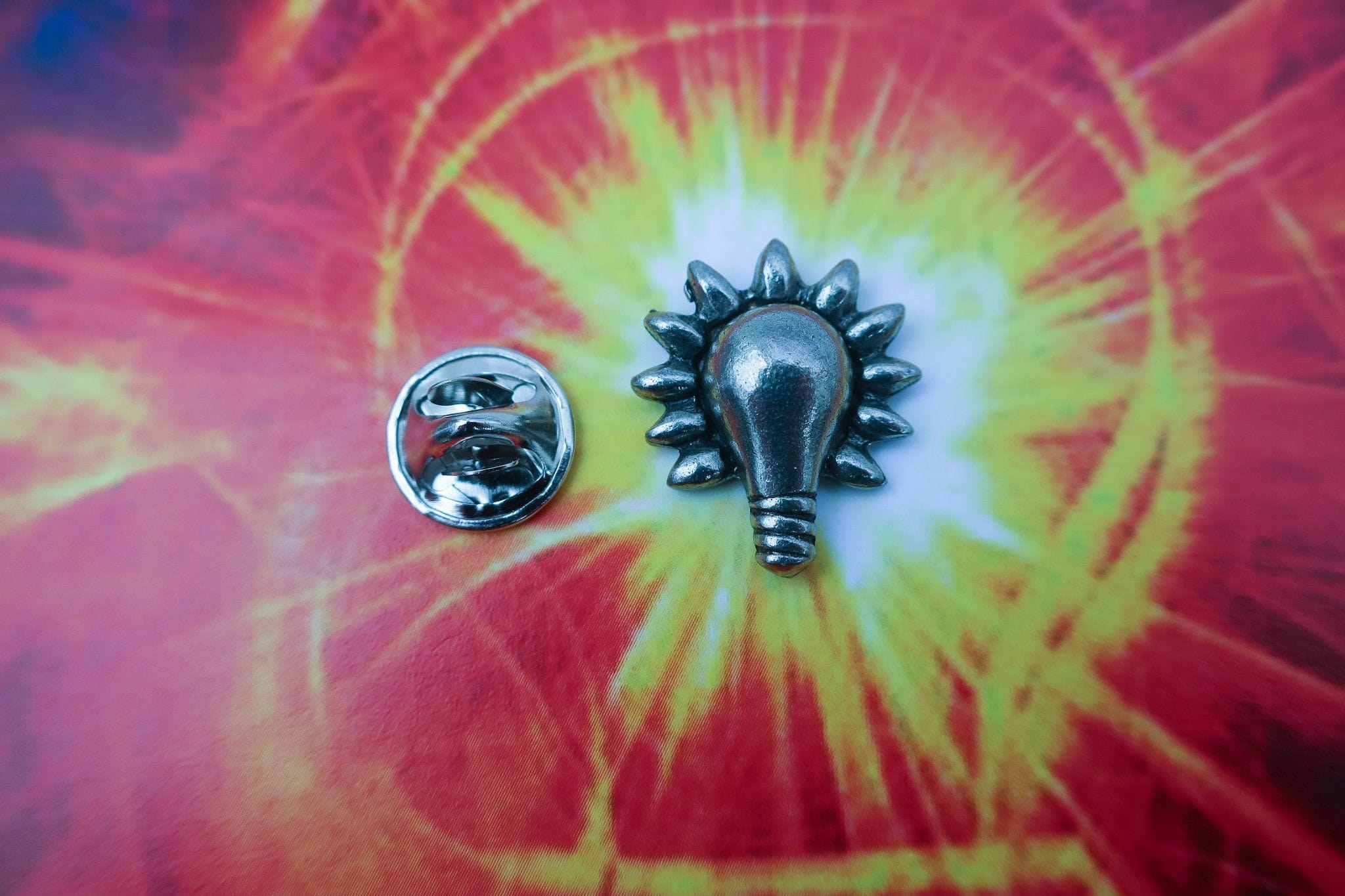 Lightbulb Lapel Pin – lapelpinplanet
