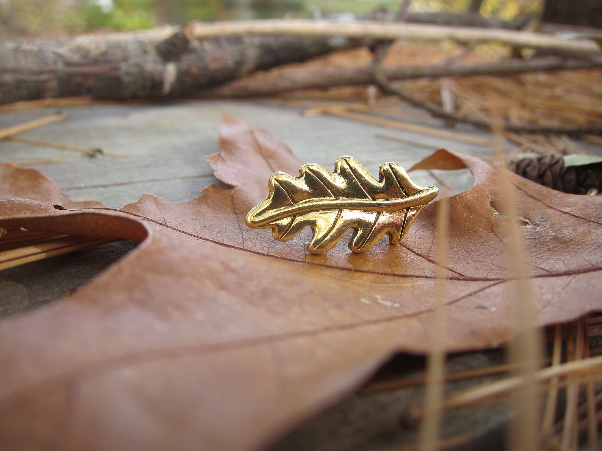 Oak Leaf Gold Lapel Pin – lapelpinplanet