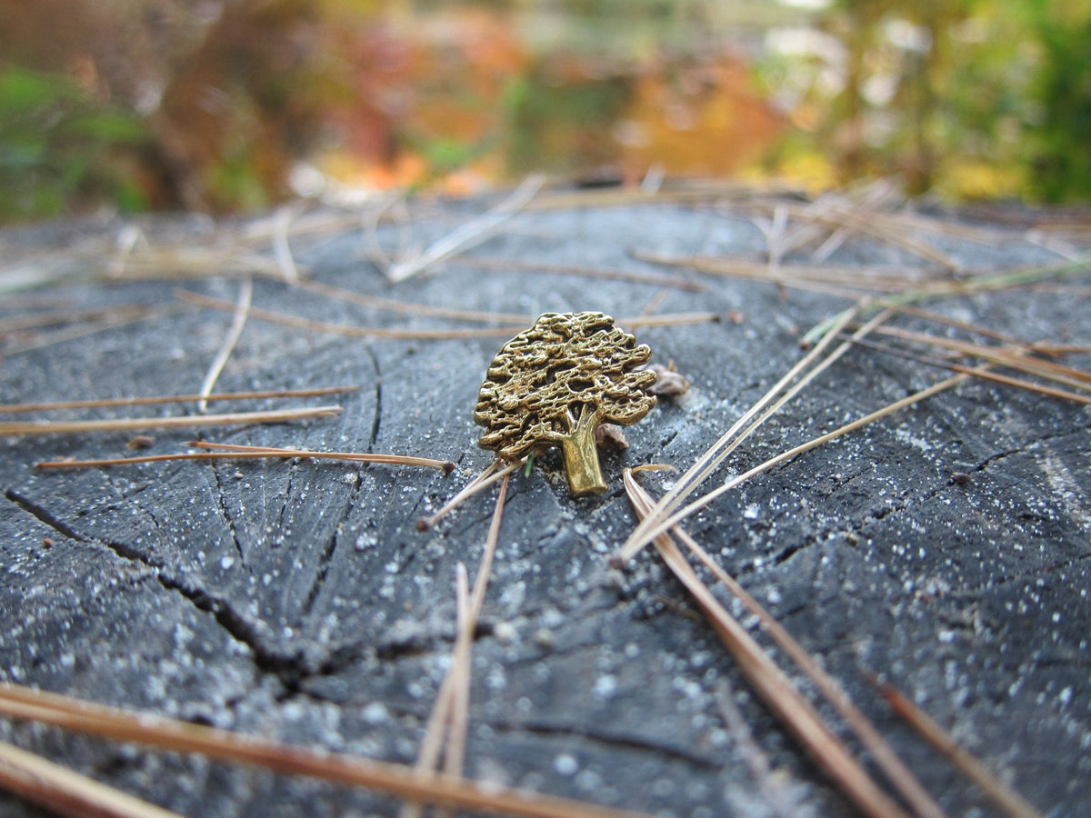 Oak Tree Gold Lapel Pin – lapelpinplanet