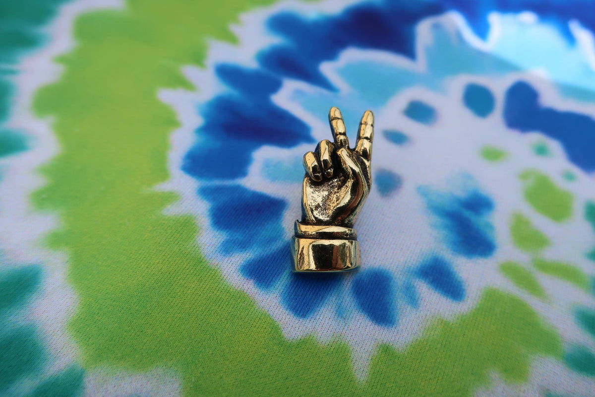 Peace Hand Sign Gold Lapel Pin – lapelpinplanet