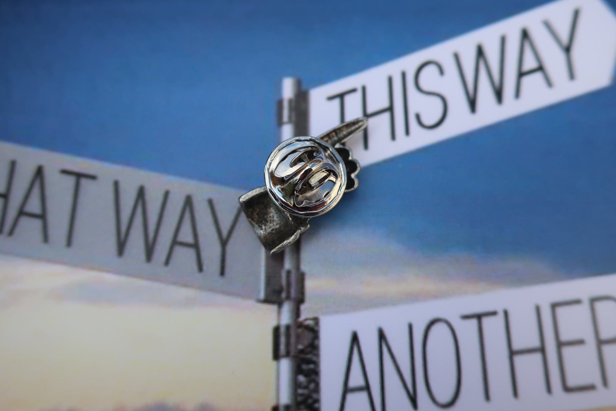 Pointing Finger Lapel Pin – lapelpinplanet