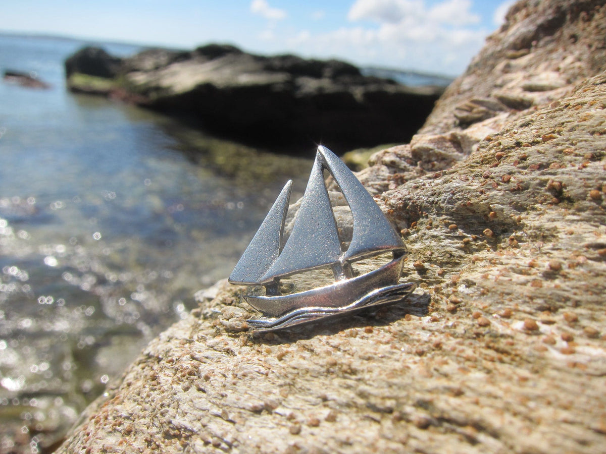 Sailboat 2 Lapel Pin – lapelpinplanet