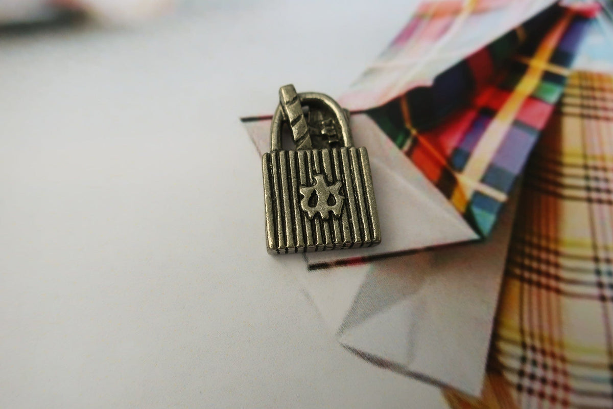 Shopping Bag Lapel Pin – lapelpinplanet