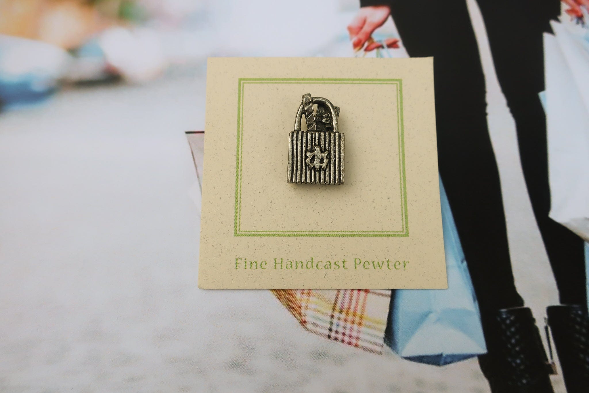 Shopping Bag Lapel Pin – lapelpinplanet