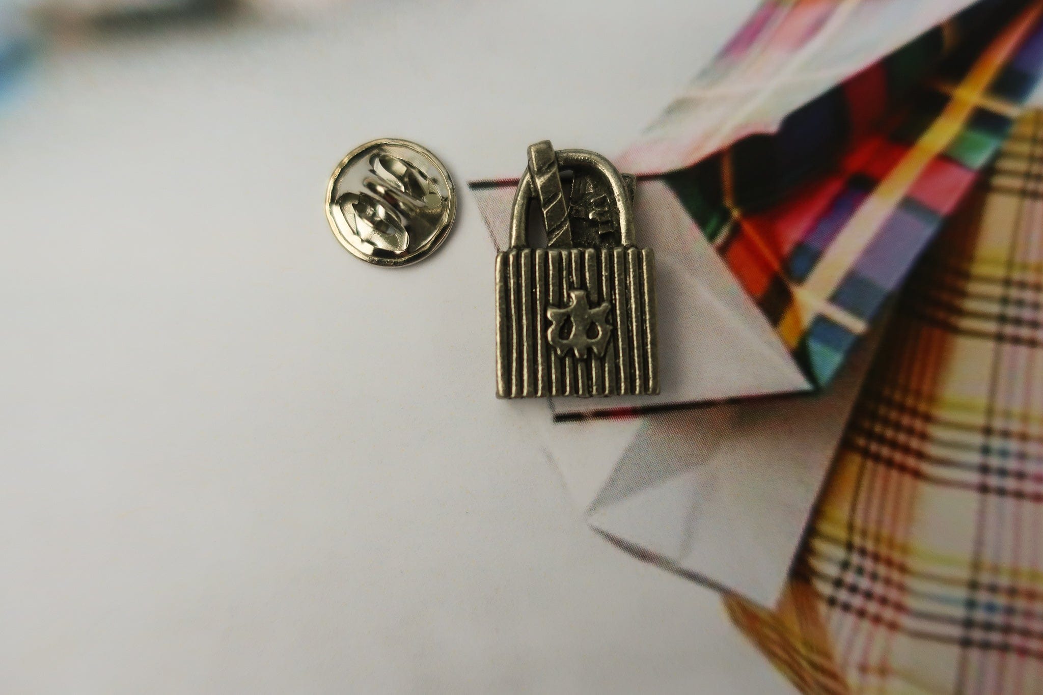 Shopping Bag Lapel Pin – lapelpinplanet