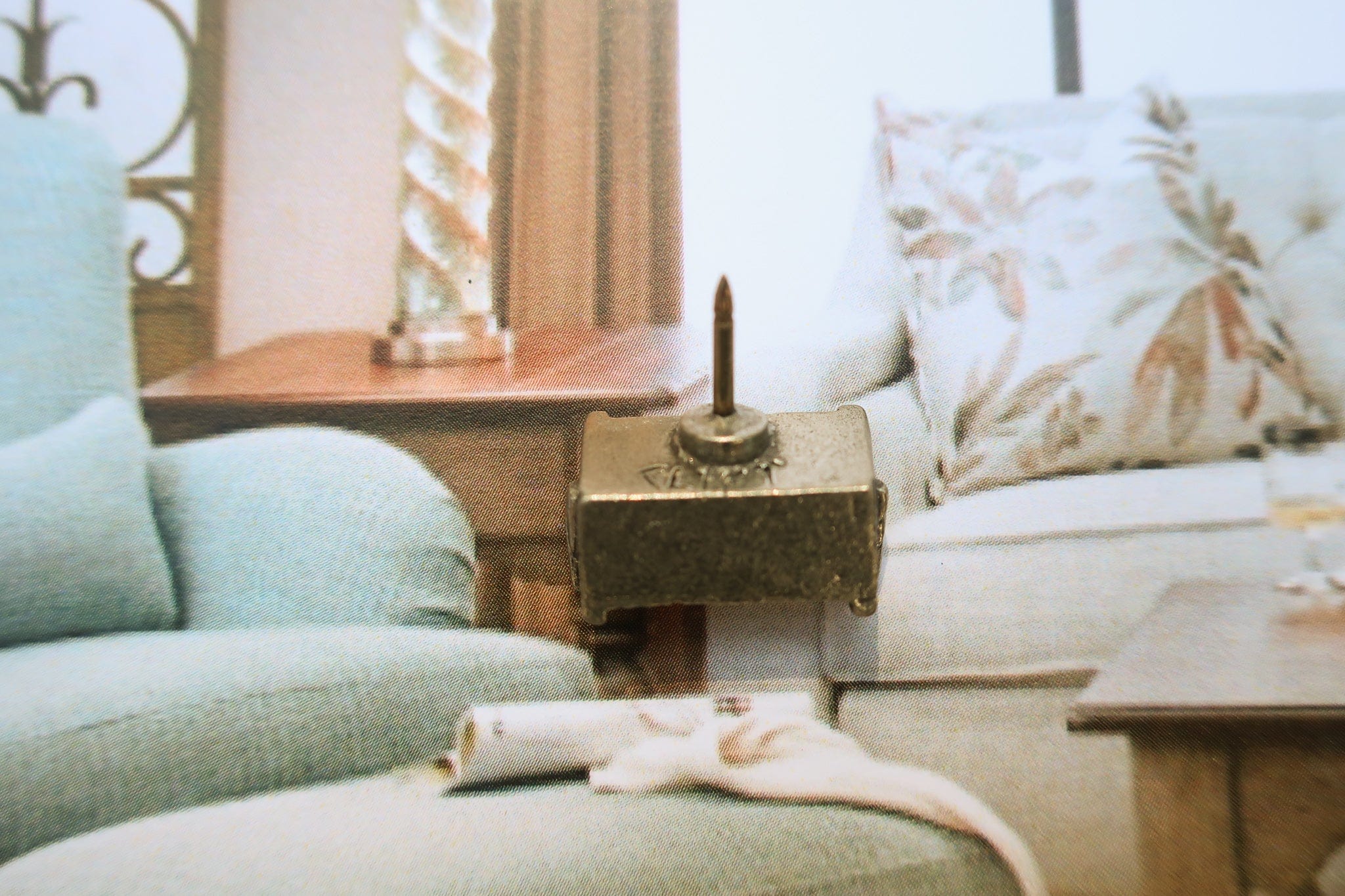 Sofa Lapel Pin – lapelpinplanet