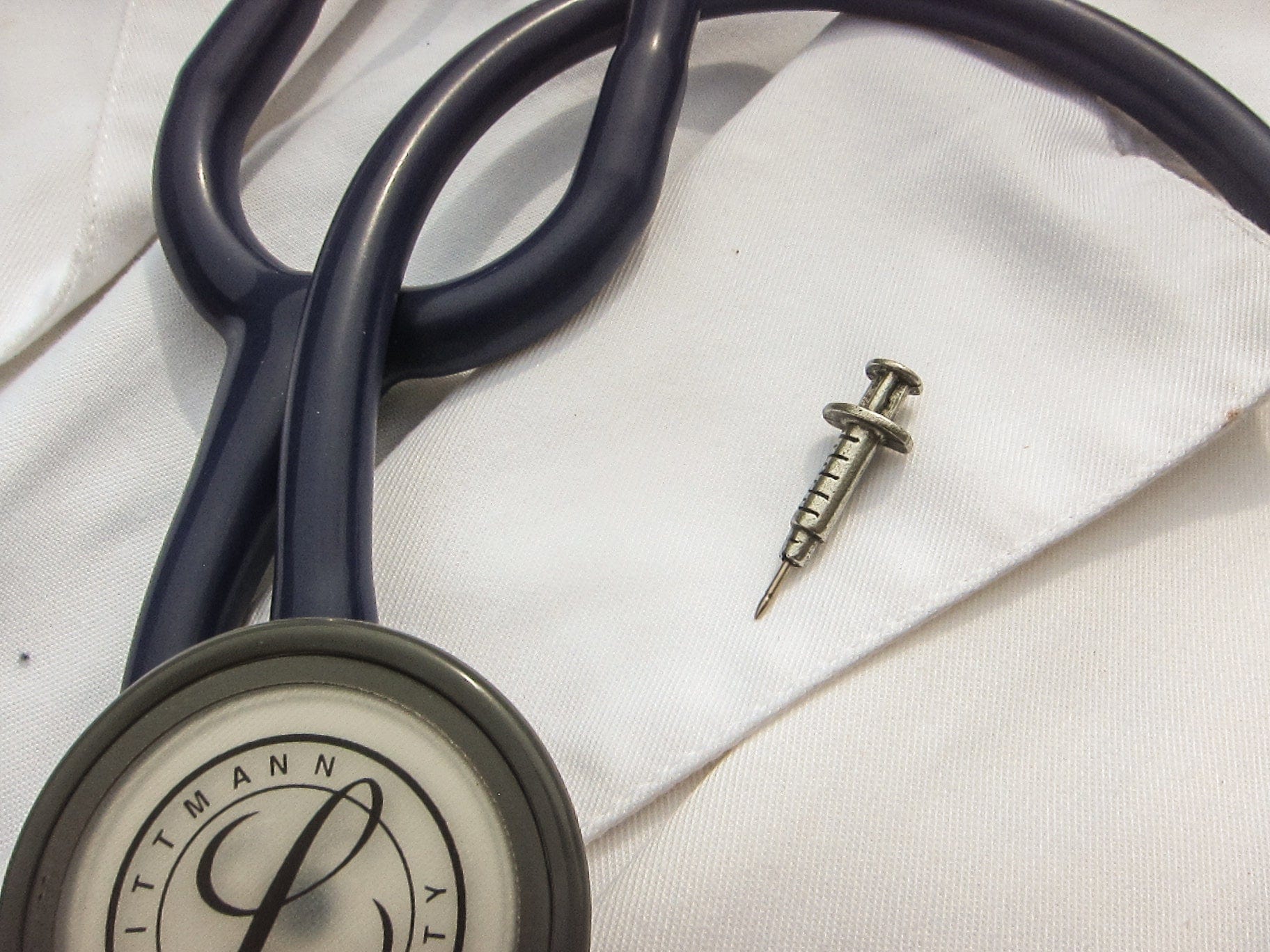 Syringe Lapel Pin – lapelpinplanet
