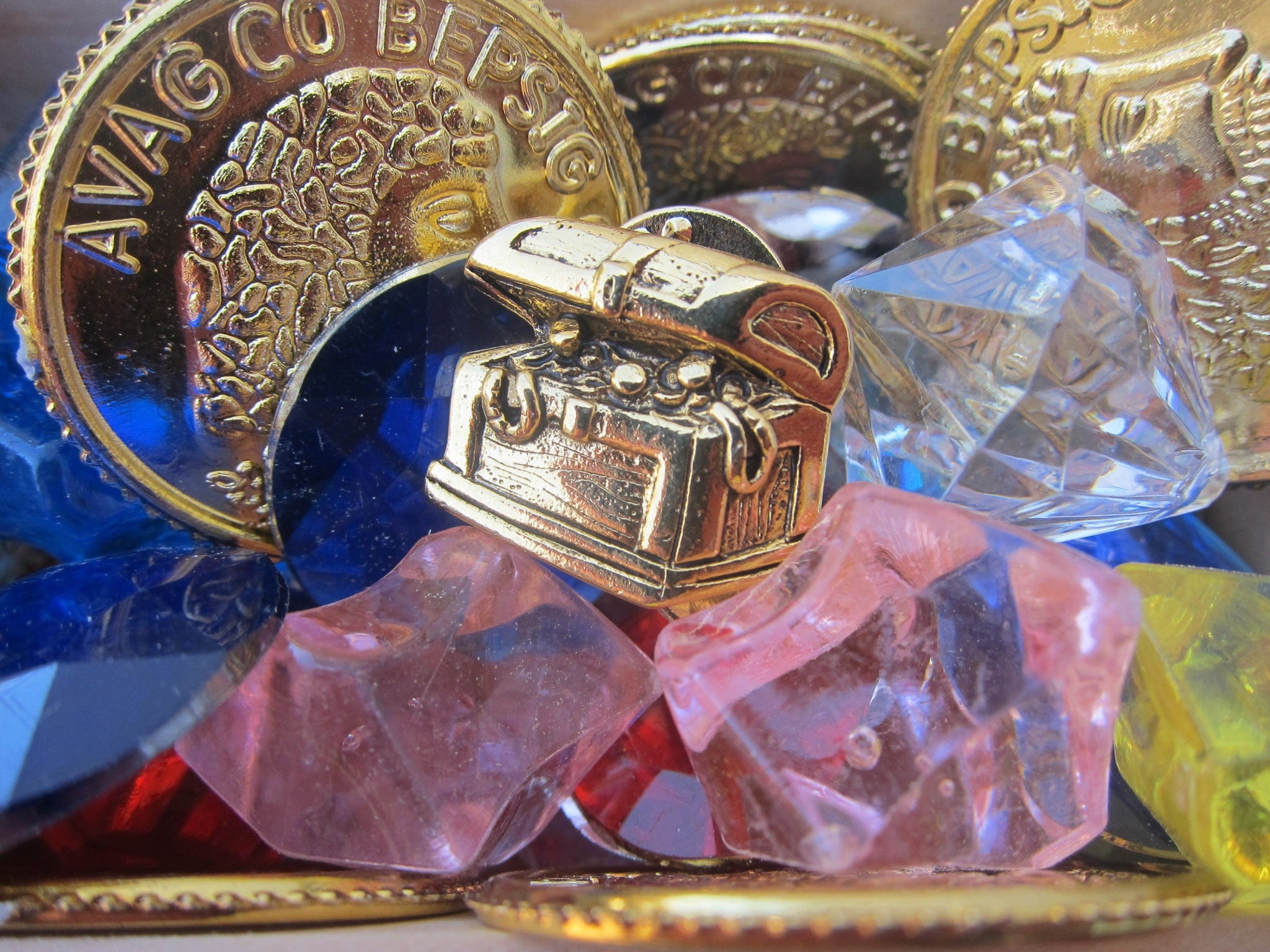 Treasure Chest Gold Lapel Pin – lapelpinplanet